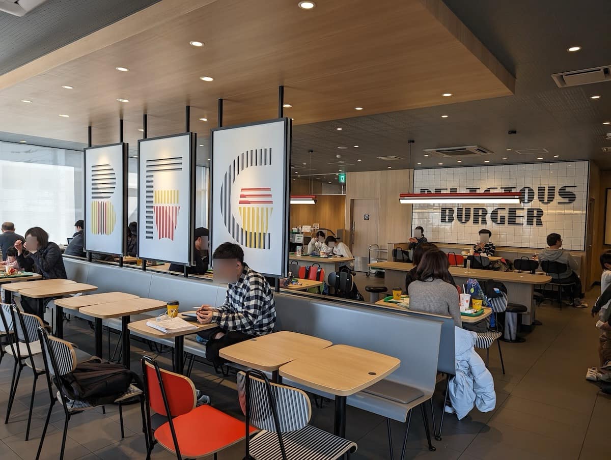 「マクドナルド 姪浜小戸店」店内ひろびろ、ドライブスルーから子供が遊べるプレイランドまである大型店 | ふくおか移住生活NEO